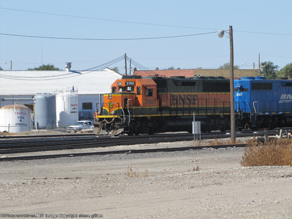 BNSF 3196 works the yard at dodge city.
